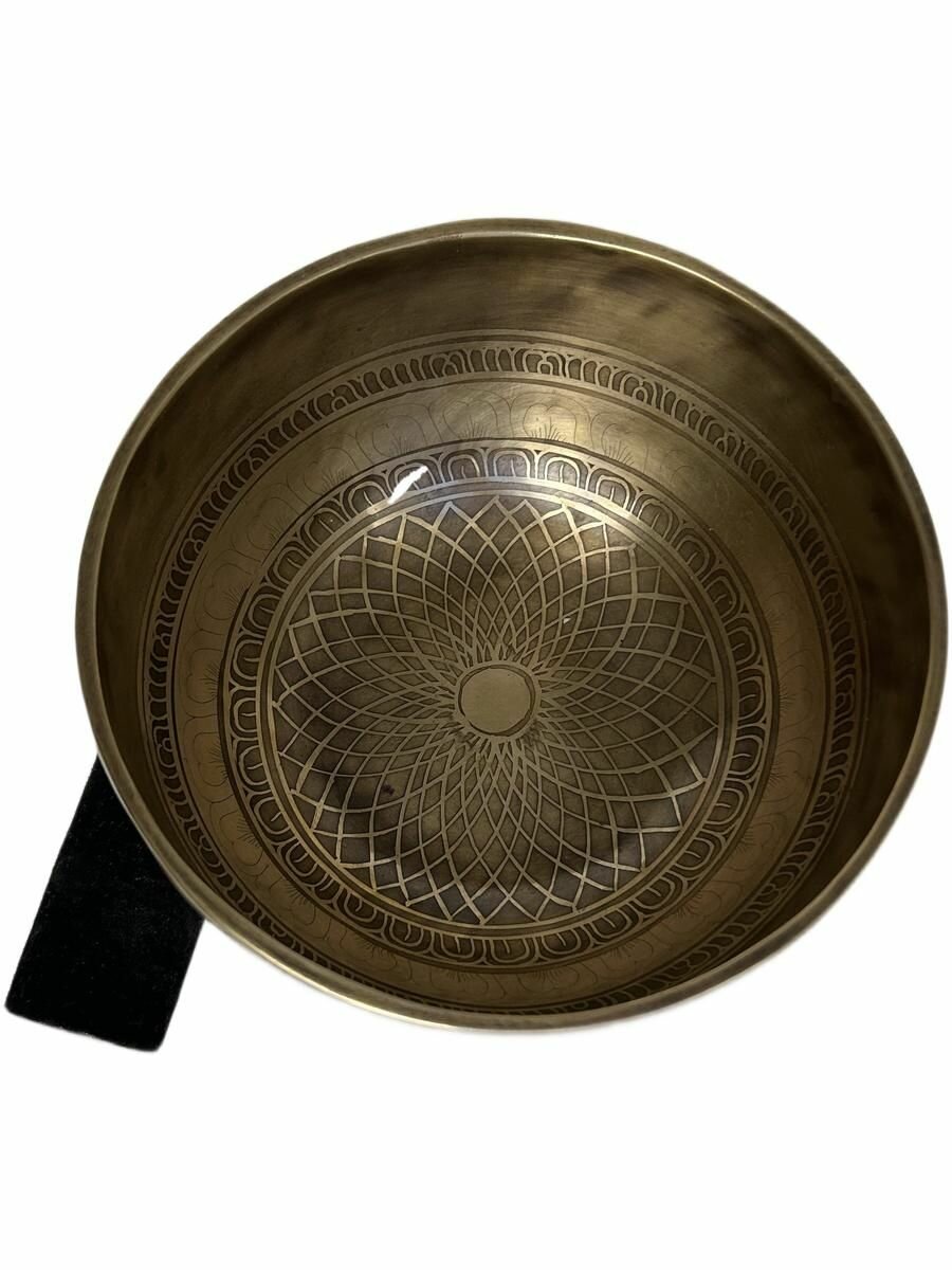 Тибетская поющая чаша тёмная с буддийскими символами (кованая): диаметр 17.71 см, нота Ля#, 229 Гц, частота вибрации: 309 Гц, в комплекте со стиком и подушечкой