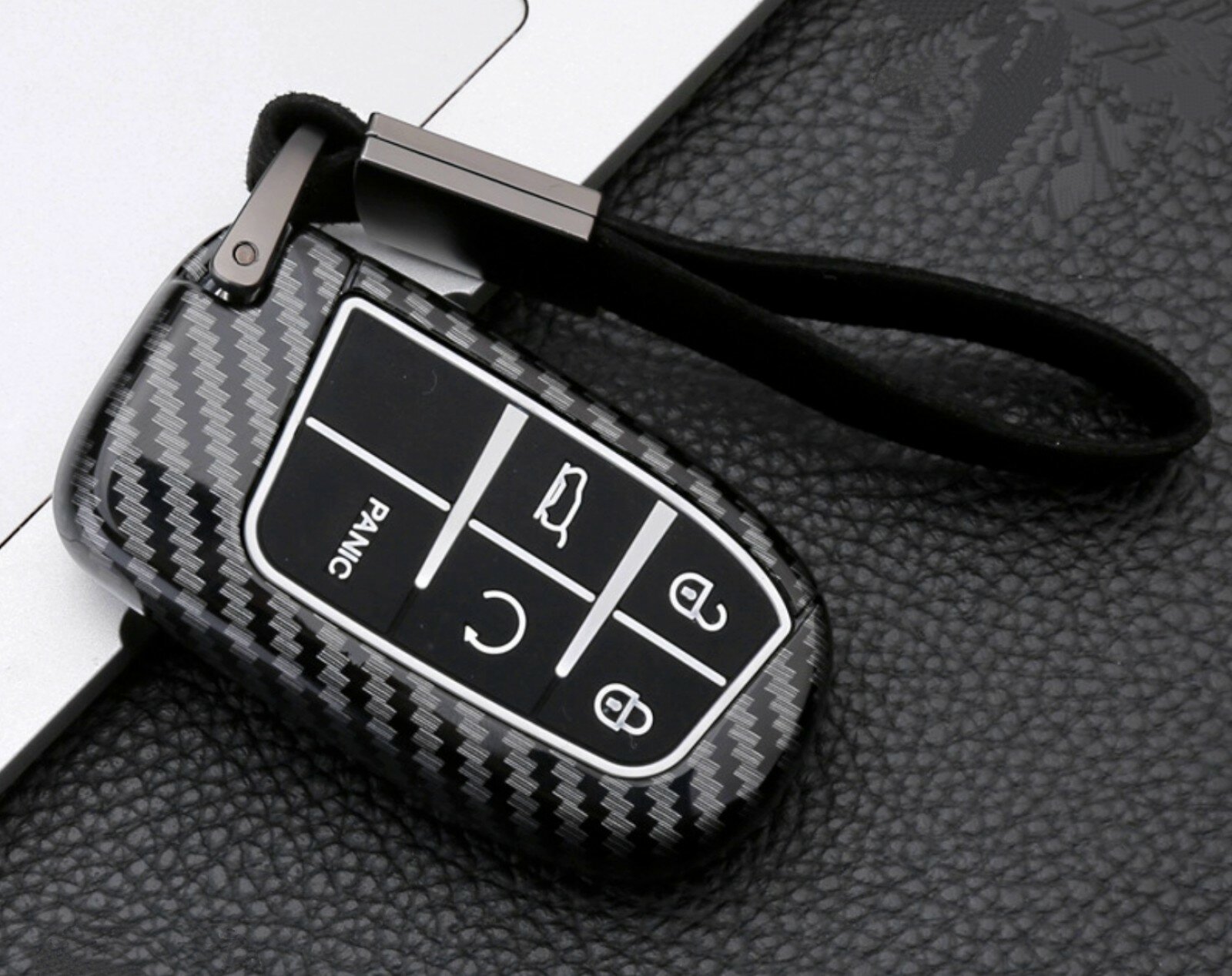 Защитный чехол MyPads M-162432 для смарт ключей Jeep с эффектом карбона и брелком