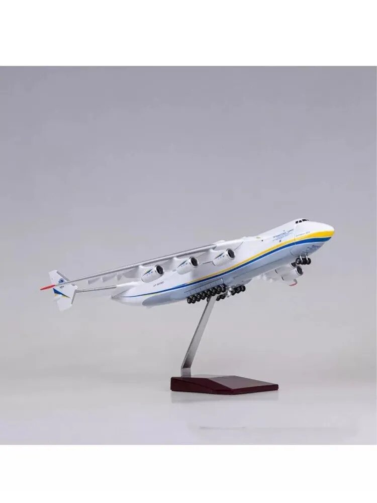 Коллекционная модель самолета Ан-225 "Мрия" в масштабе 1:200 Антонов