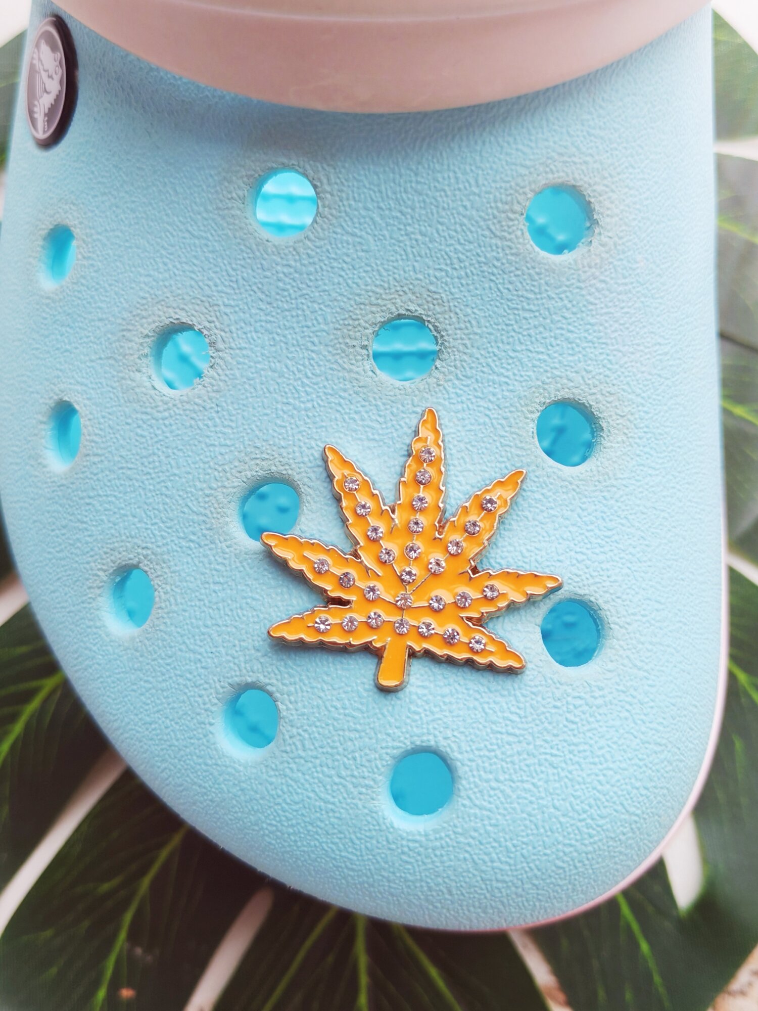 Джибитс листик со стразами на Crocs