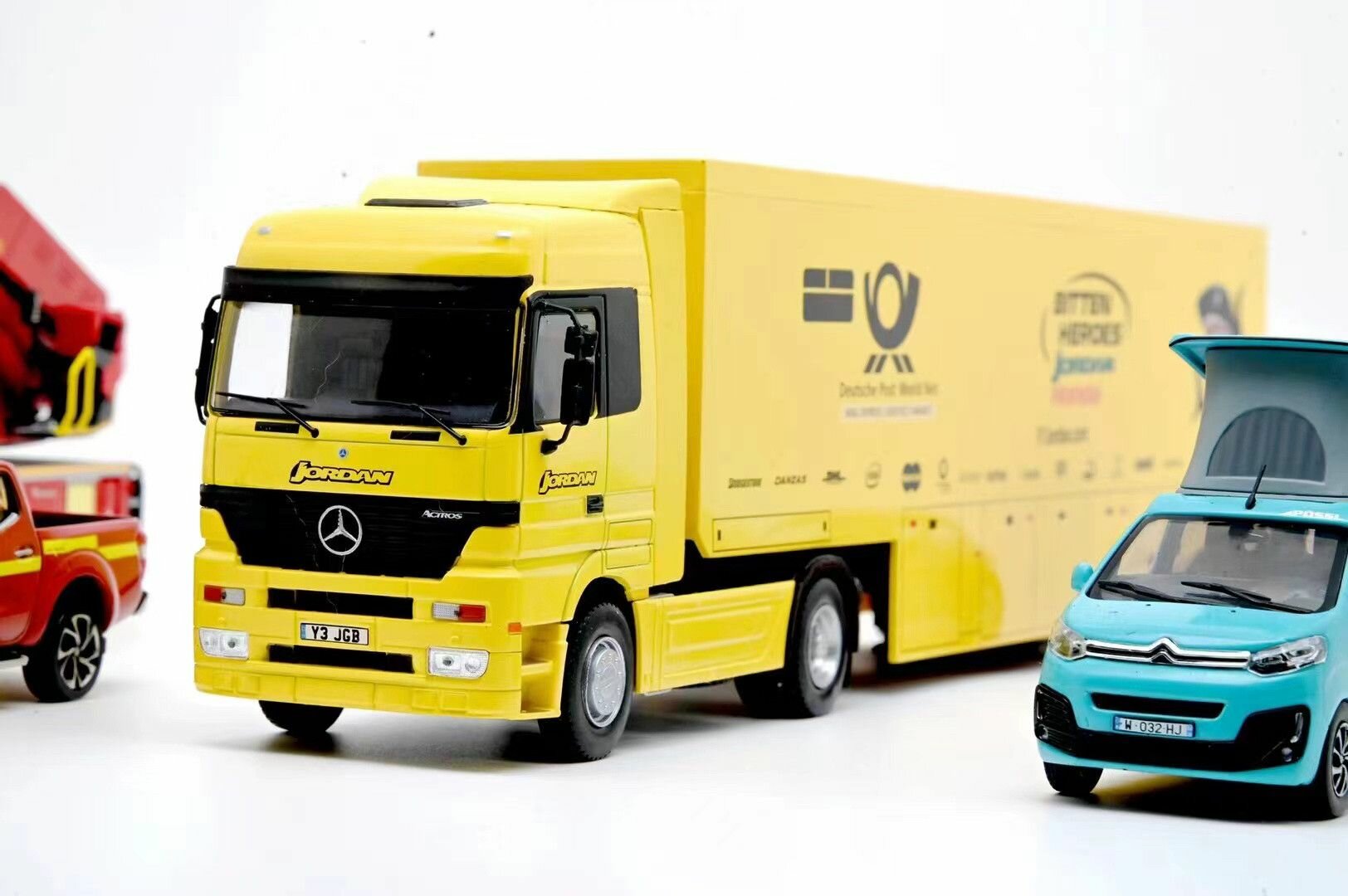 IXO Mercedes-Benz Actros 2001 Транспортный грузовик Jordan F1 Team Truck F1CC 1:43