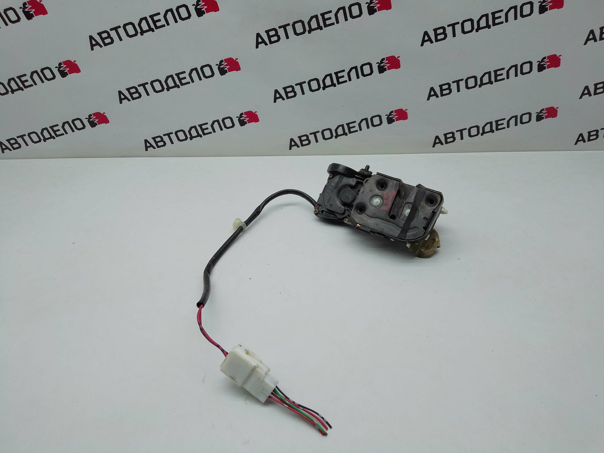 Замок двери задний правый Mazda 323 F 2000 г