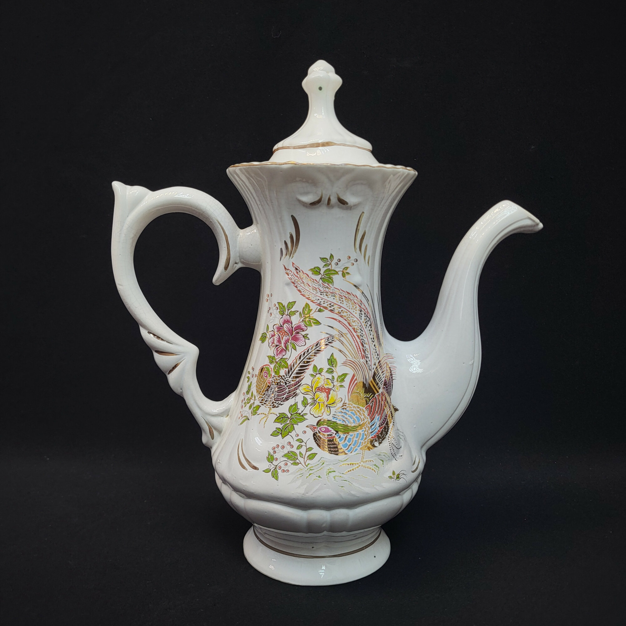Кофейник винтажный, СССР. Фарфор, с крышкой, рельефный декор и цветочный рисунок