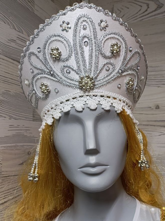 Кокошник Девичий белый в серебре для новогоднего образа Снегурочки
