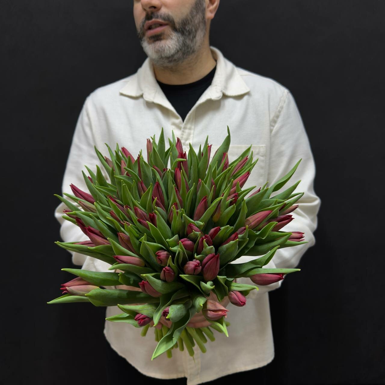 Прекрасный букет на 8 марта из 49 красных тюльпанов с доставкой