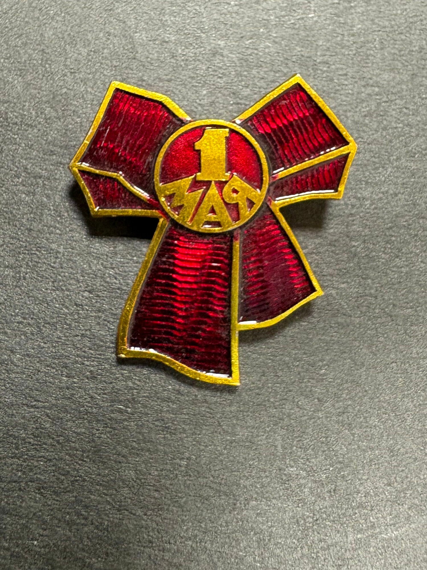 Советский значок - 1 МАЯ , красный бант, демонстрация