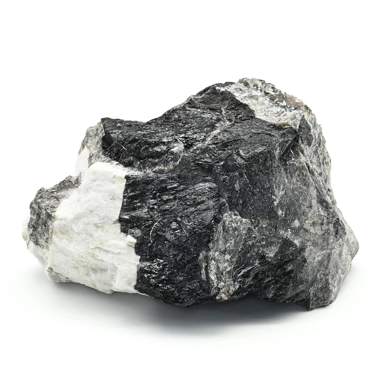 Камень турмалин шерл с альбитом и раухтопазом 117*84*62мм, 833г .