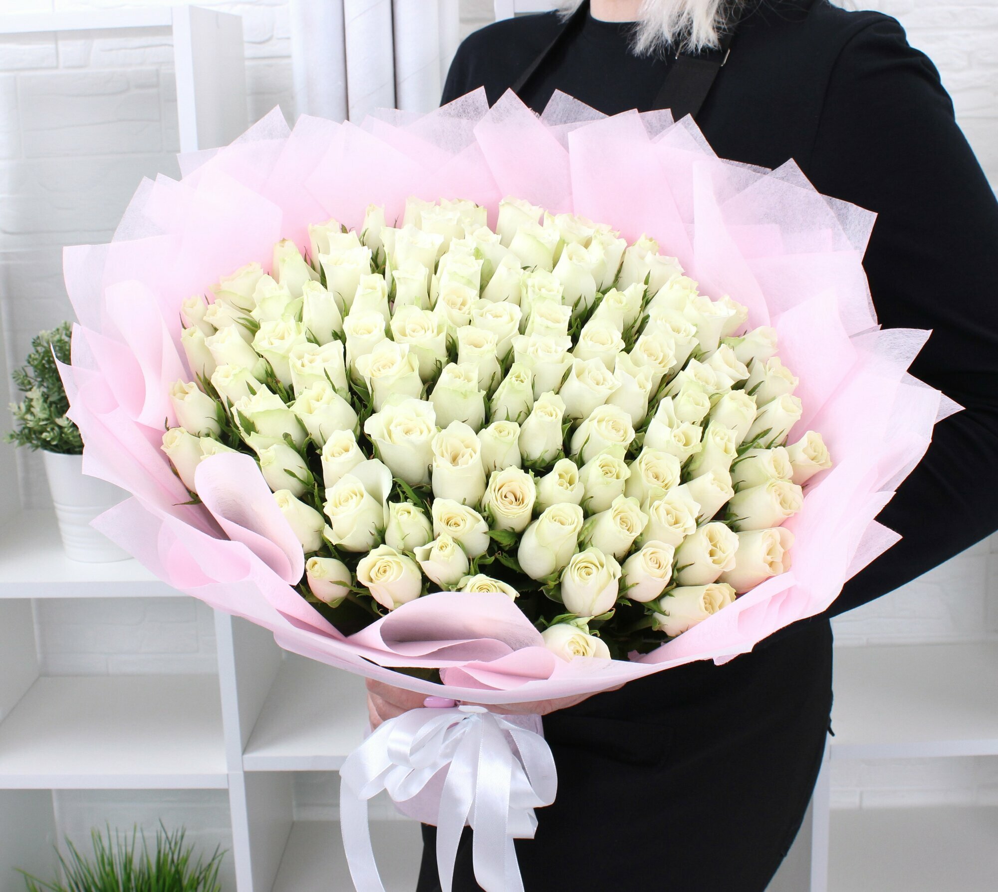 Монобукет THE FLOREAL белая роза 101 штука, высота 40 см, с бантом