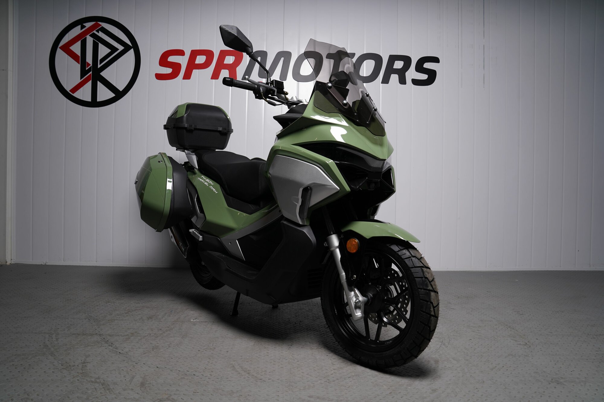 Скутер бензиновый TRAVEL MAX с боковыми боксами, 180 см3, 17 л. с. Без ПТС (49cc), с гарантией