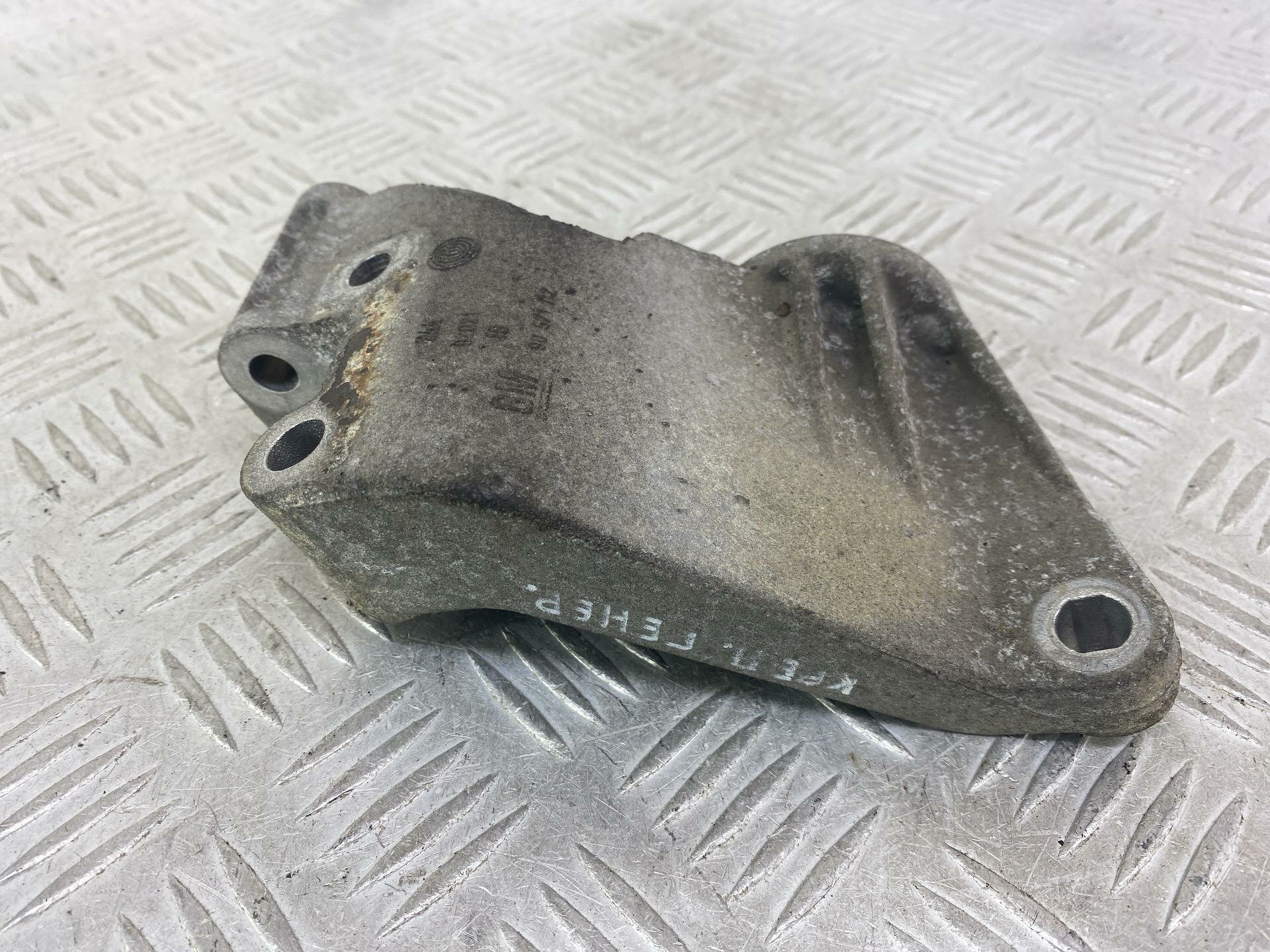 Кронштейн генератора Opel Vectra C 2002 2449202118