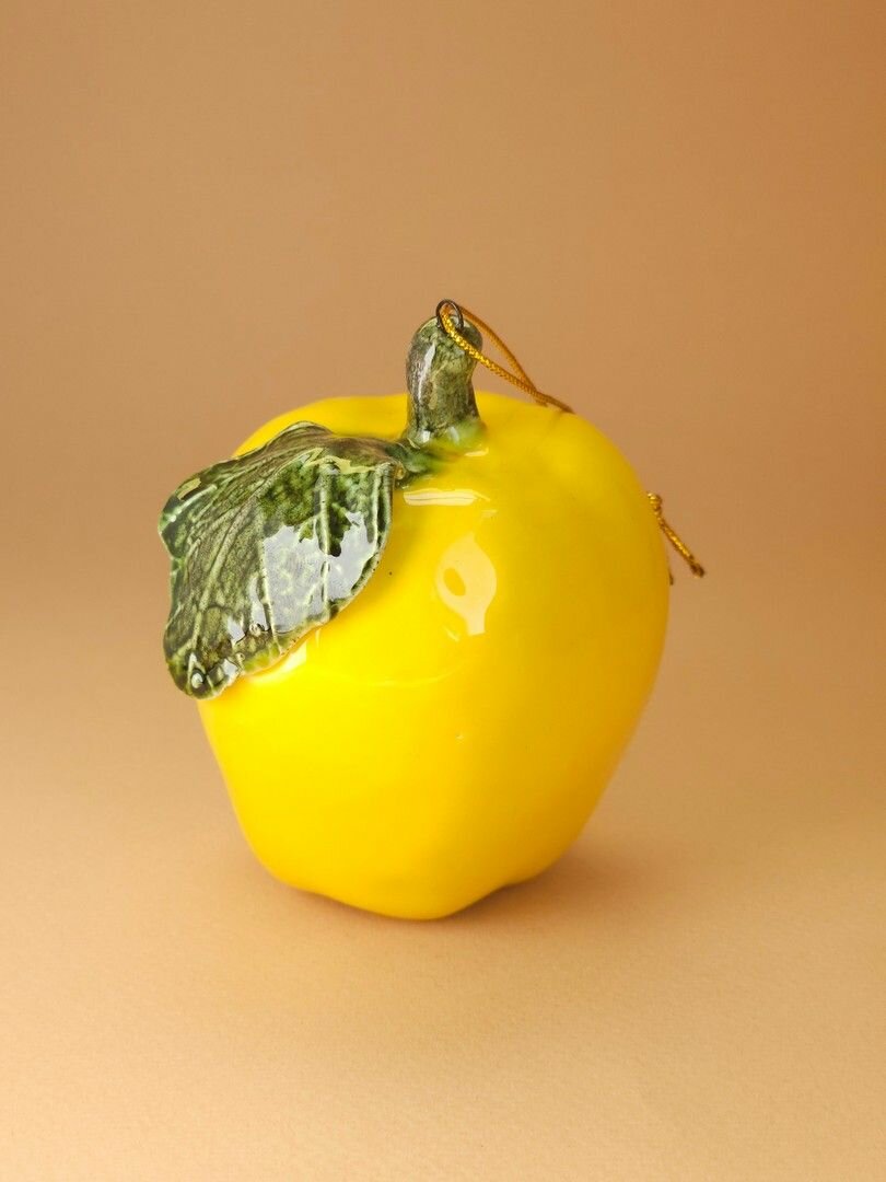 Керамический фрукт "Наливное яблоко (жёлтое)". Ярославская майолика. Керамика ручной работы. Сделано в России.