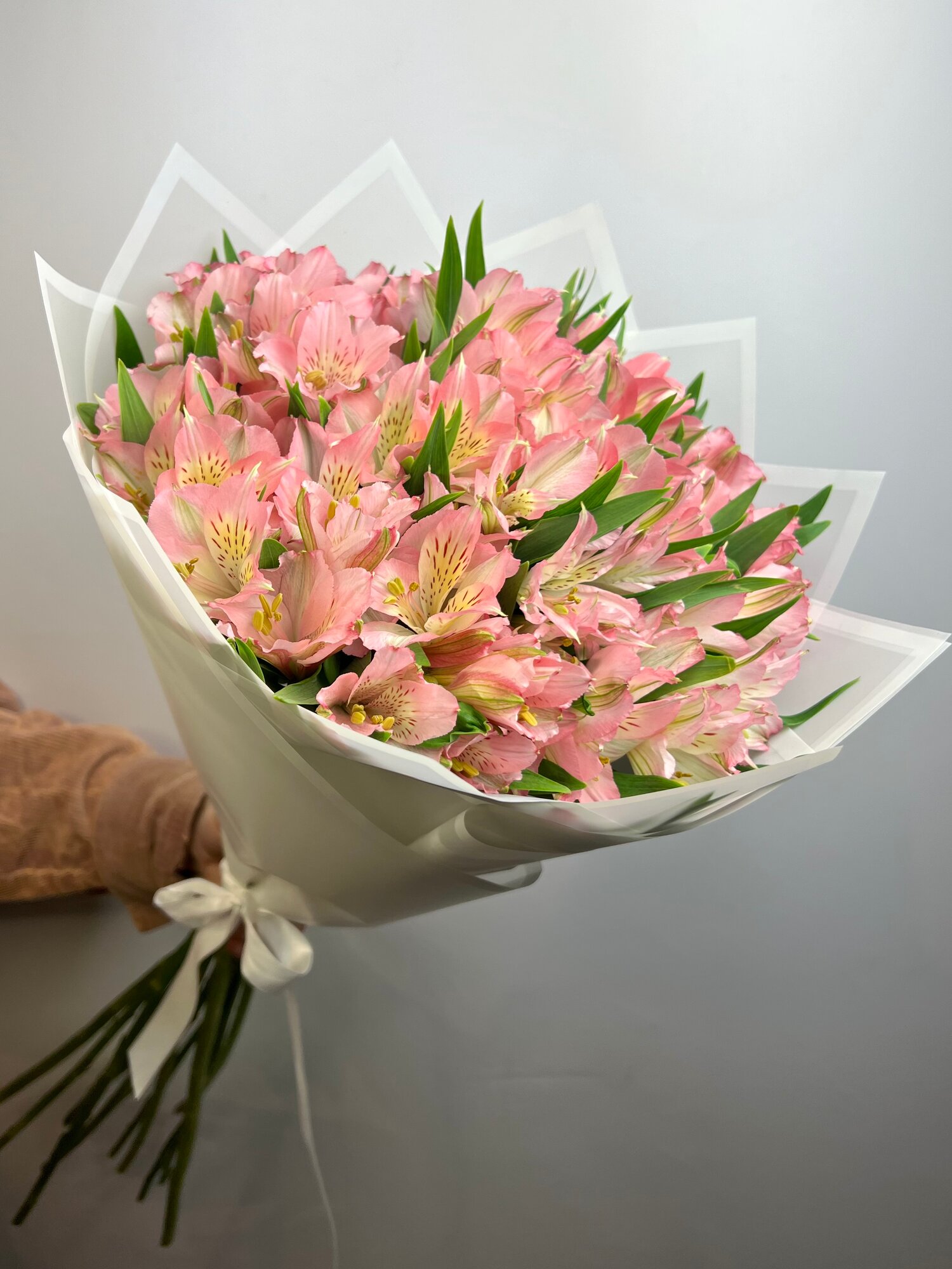 Пышный и стойкий монобукет из 15 розовых альстромерий