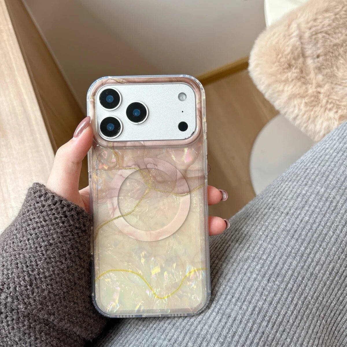 Чехол для iPhone 16 Pro Shell Gold с радужной рябью