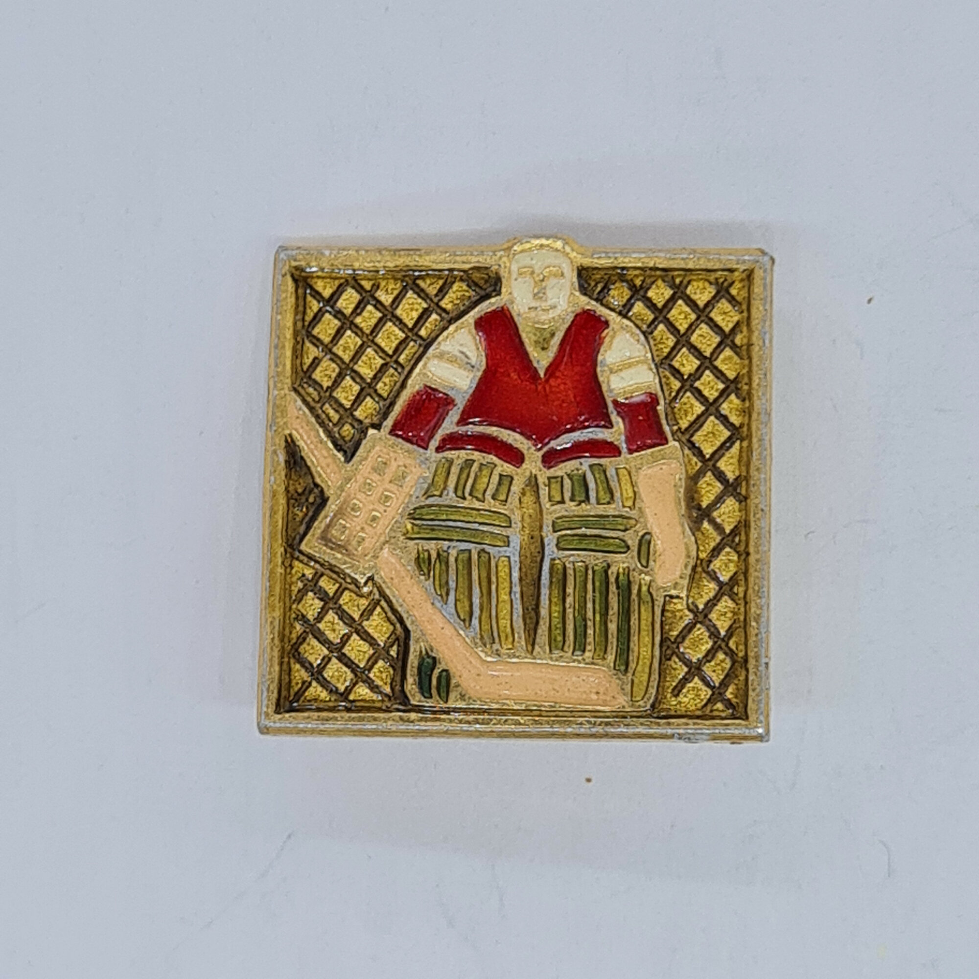 Значок СССР вратарь с клюшкой на фоне хоккейных ворот, эмаль красная и зеленая, советский и винтажны