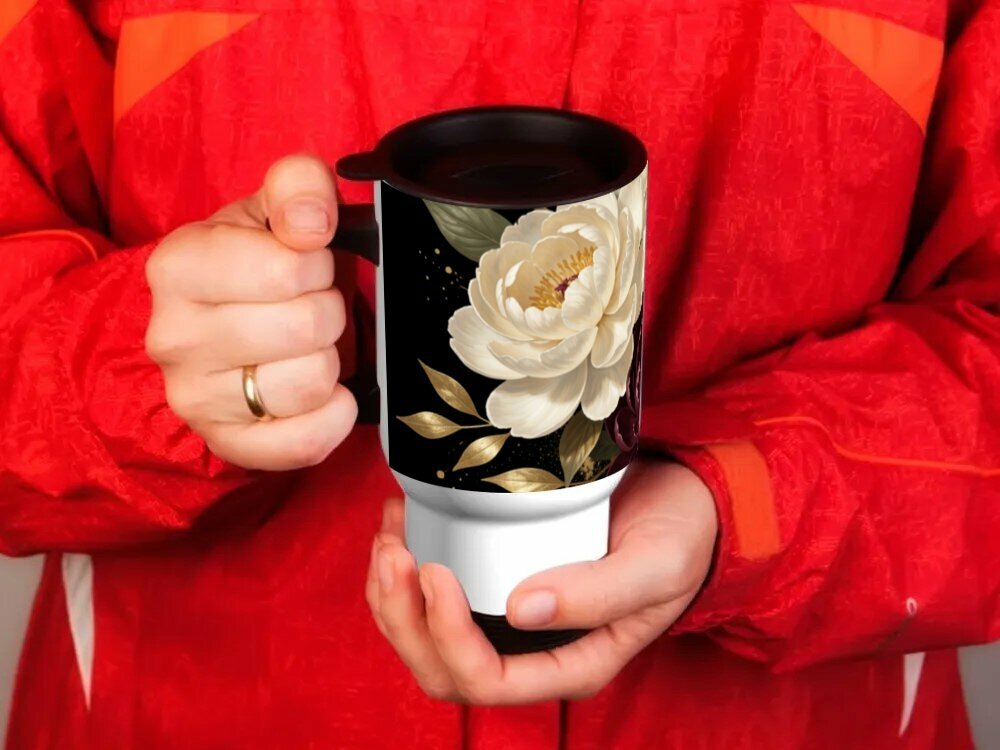 Тремокружка для авто с принтом "Белые и бордовые пионы на черном фоне. Изящная флористическая композиция с крупными махровыми бутонами, золотистыми листьями и декоративными." 0.5 л.