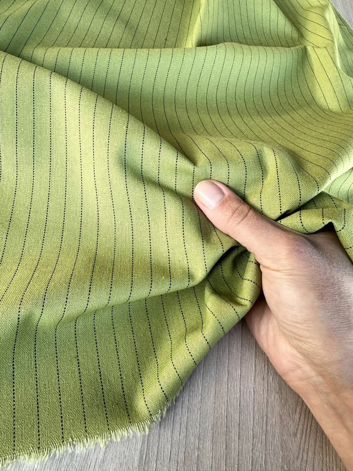 2м. Лён ткань для шитья одежды. Полулен 50% хлопок, 50% лен. Ширина 140 см. Плотность 190г/кв. м. Оливкового цвета в полоску.