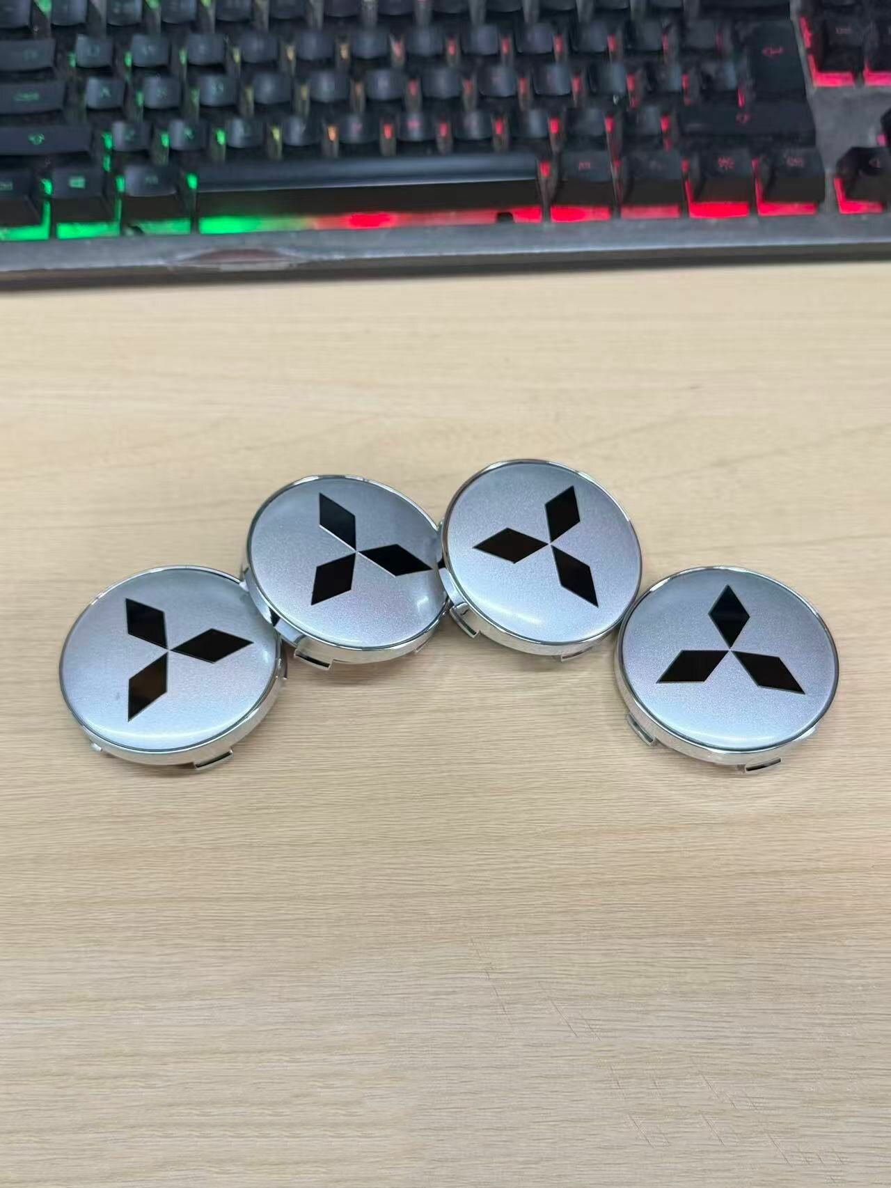 Колпачки на литые диски Mitsubishi - заглушки 60/56/10 мм, ABS-пластик+алюминий, комплект 4 шт, защита ступицы