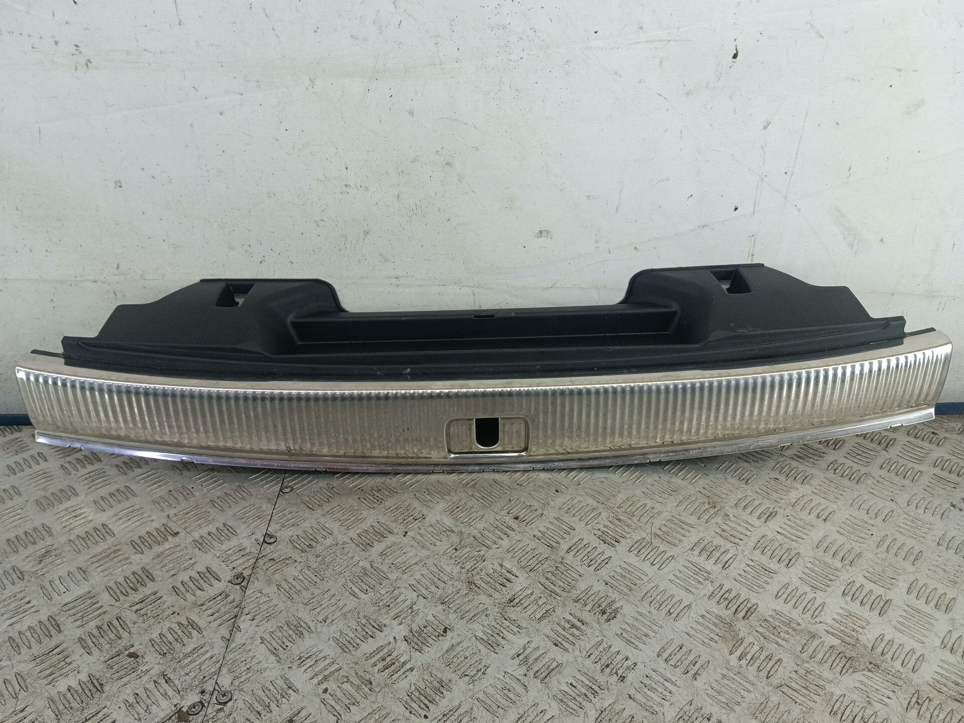 Накладка внутренняя на заднюю панель кузова Audi Q5 8R рест. 2015 8R0864513C