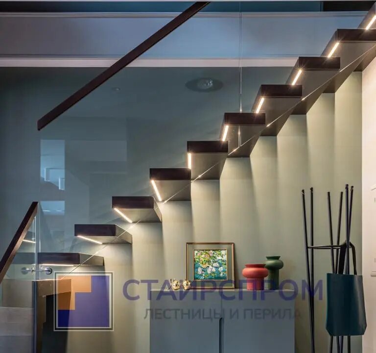 Лестница консольная и цельностеклянные перила из закаленного стекла L=2500 мм, H=2700 мм. СтаирсПром