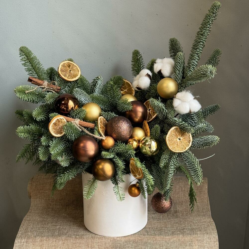 Новогодняя композиция с апельсинами в белой коробке