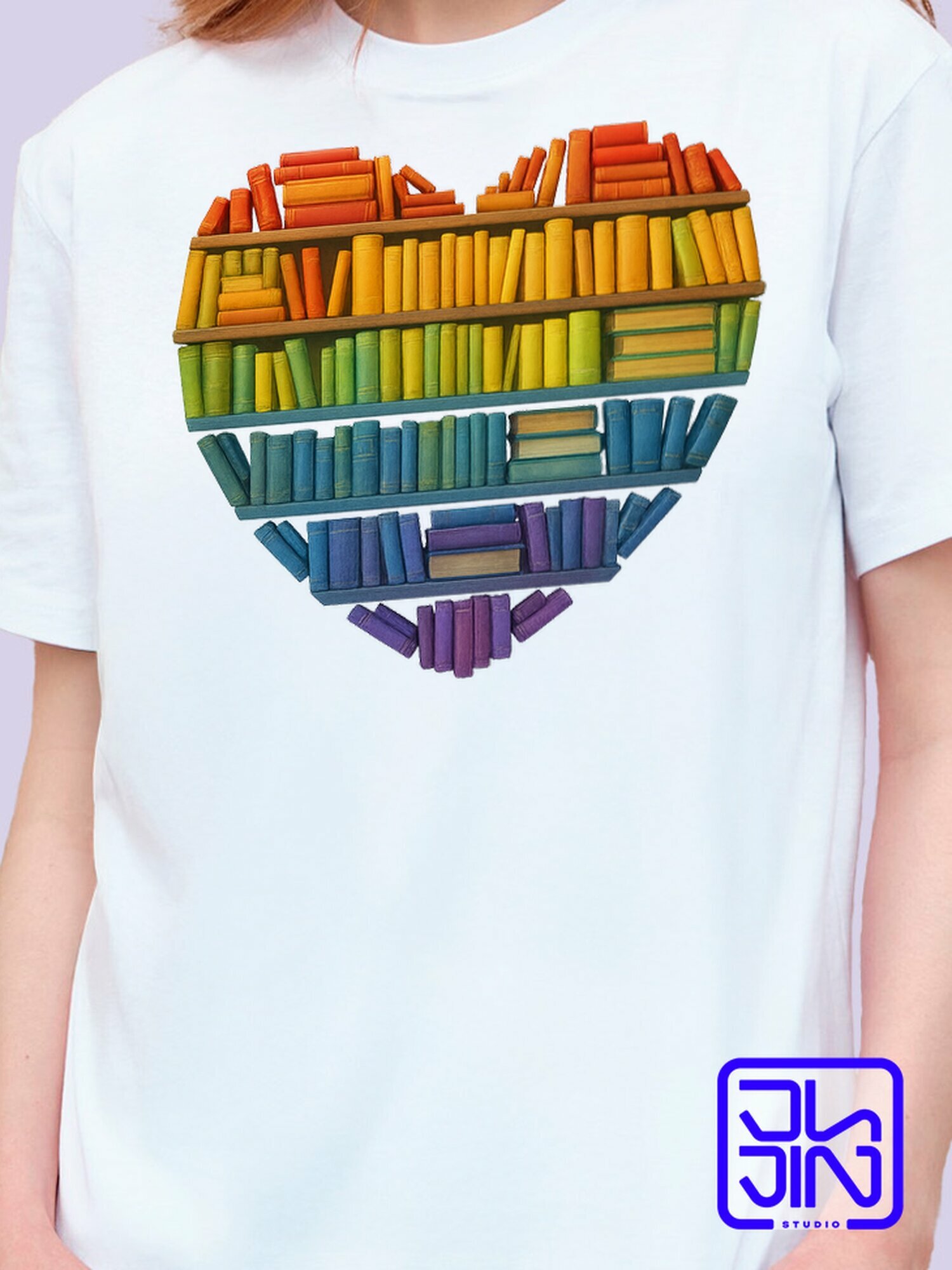 Футболка классическая женская с авторским принтом Радужное сердце из разноцветных книг со смыслом и выразительной радугой, белый хлопковый трикотаж с прикольным рисунком на груди