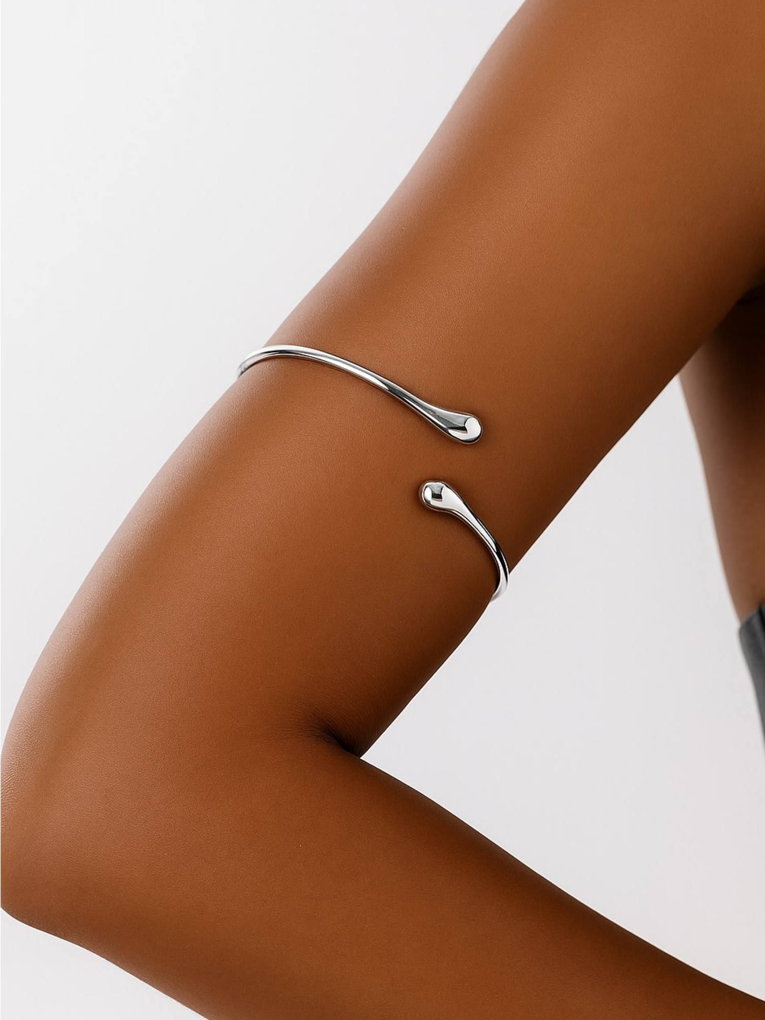 Жесткий браслет