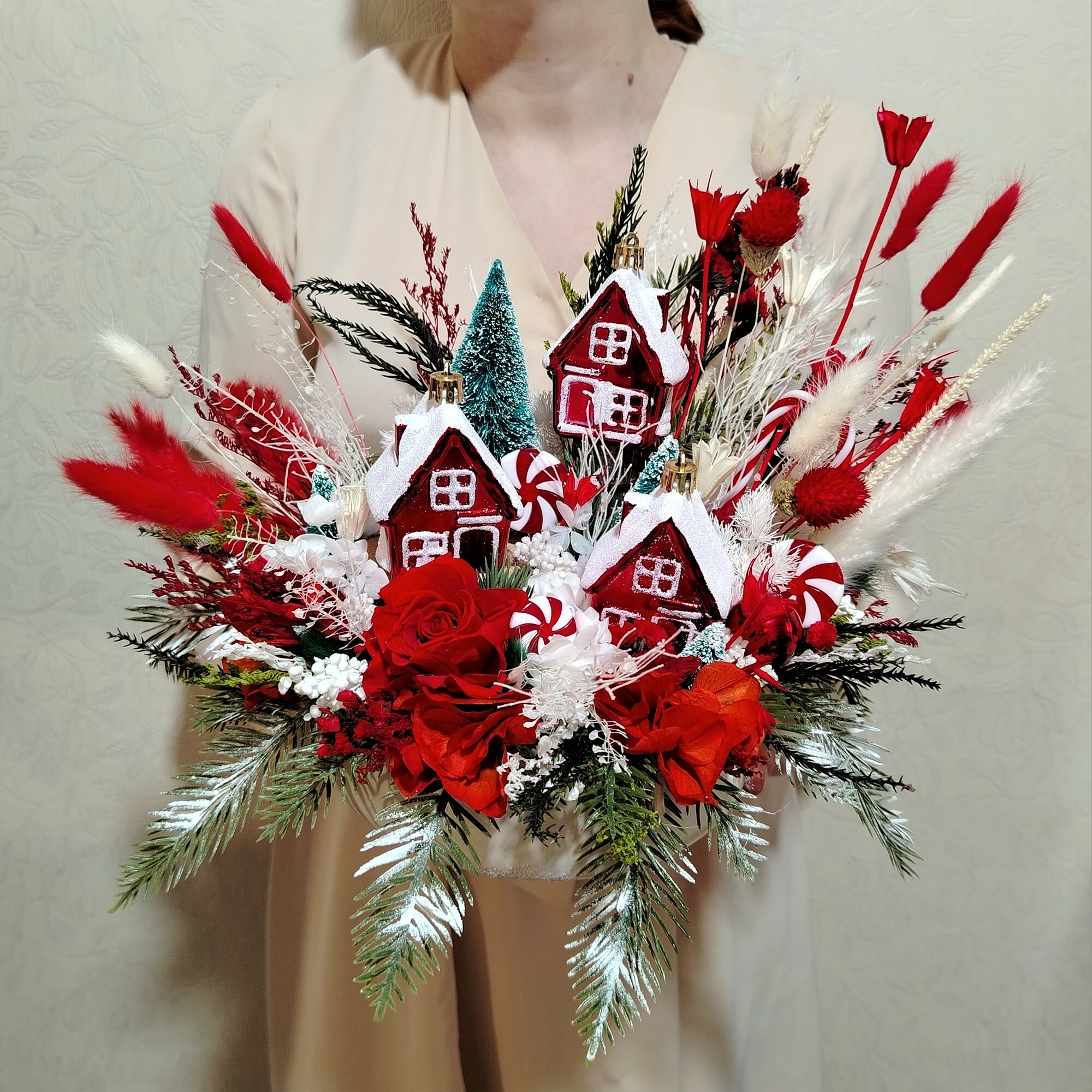 Композиция Floral Accord "Красная новогодняя", в гипсовой вазе, красная, 20х30 см