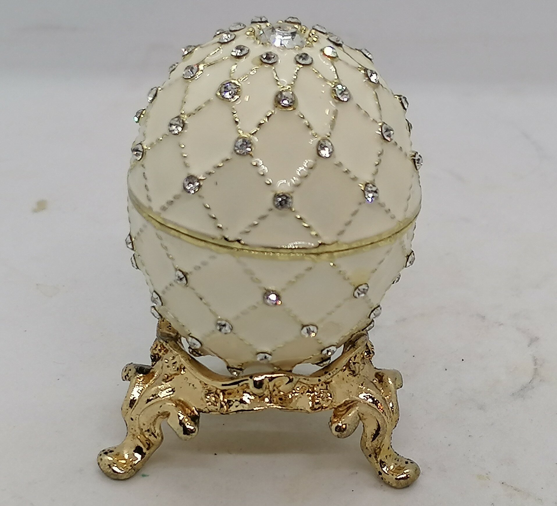 Яйцо Фаберже сетка с орнаментом и стразами на подставке, малое, белое, арт 90836