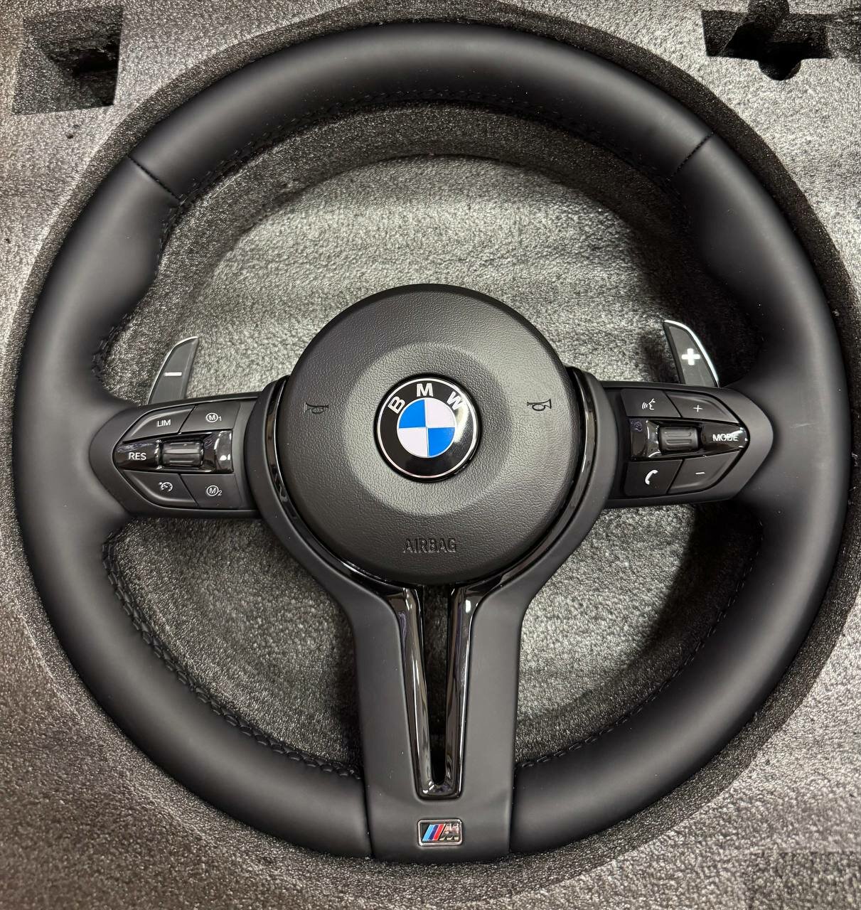 Руль BMW M3 f30 f20 F25 F15 F16 с вибро и подогревом Чёрная строчка Чёрные вставки