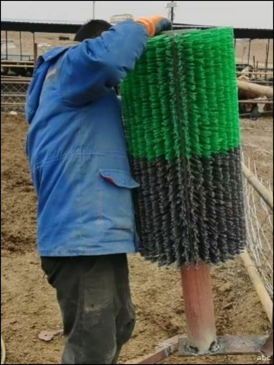 Массажная щетка премиум для КРС и лошадей 435 мм в зеленом исполнении