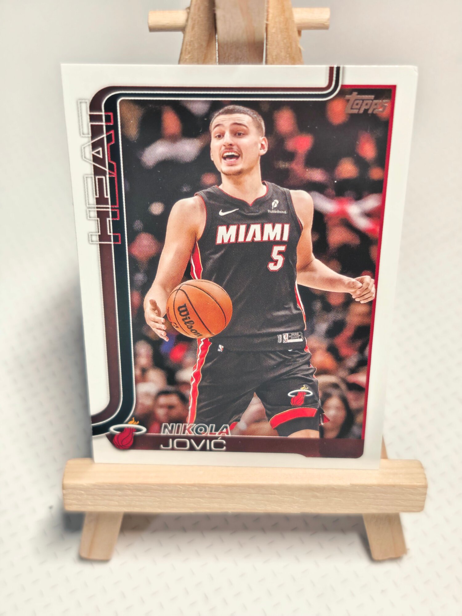 Коллекционные стандартные баскетбольные карточки Topps NBA 2025 года