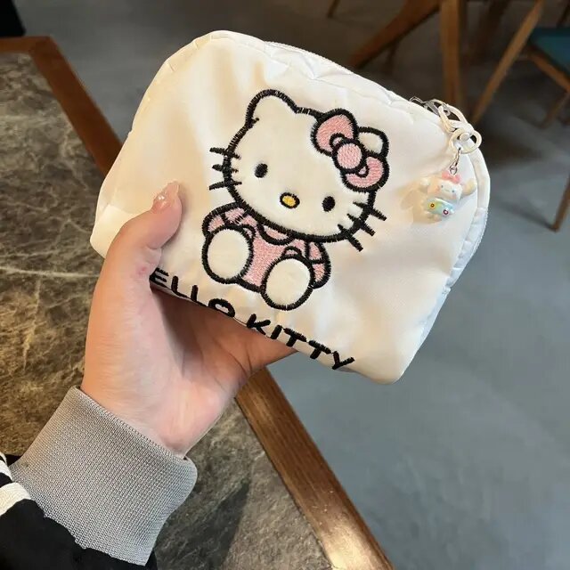 Милая красная женская вместительная косметичка Hello Kitty, лимитированная серия, посвященная 50-летию бренда, с вышивкой, сумка-кошелек для хранения вещей.