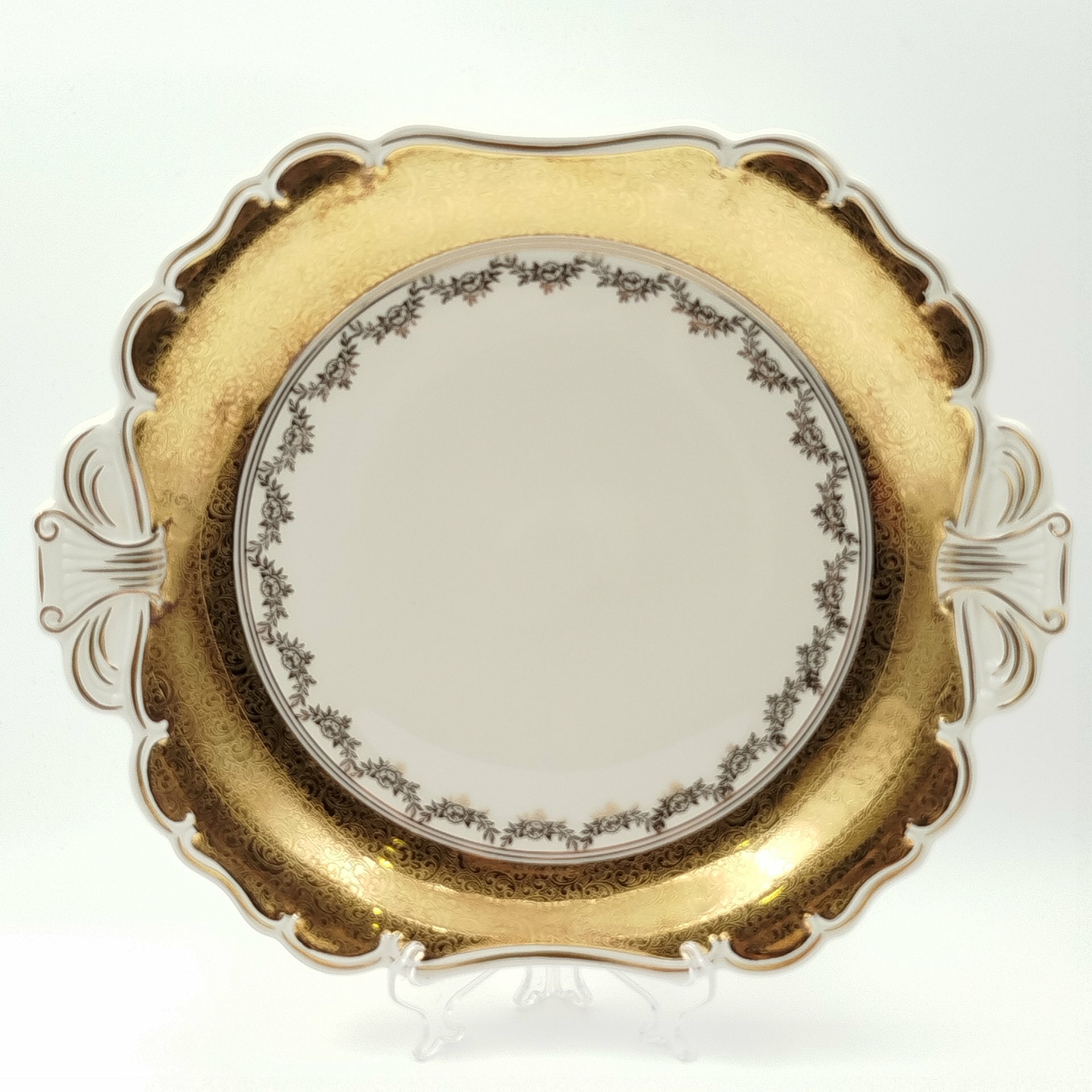 Блюдо сервировочное цвета слоновой кости с двумя фигурными ручками и растительными узорами на золотом фоне