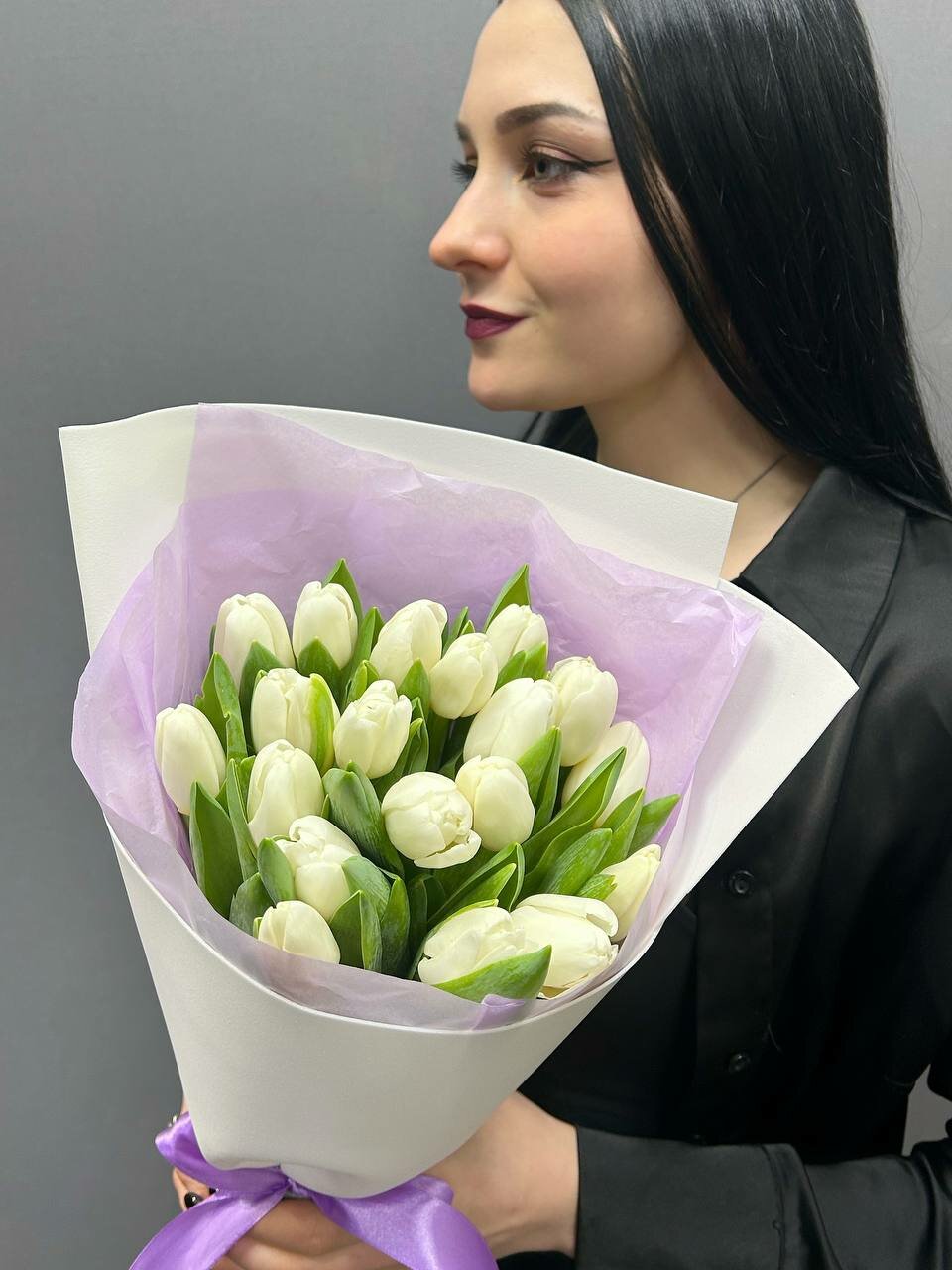 Букет из 19 белых тюльпанов с фиолетовой тишью в беллом фоамиране