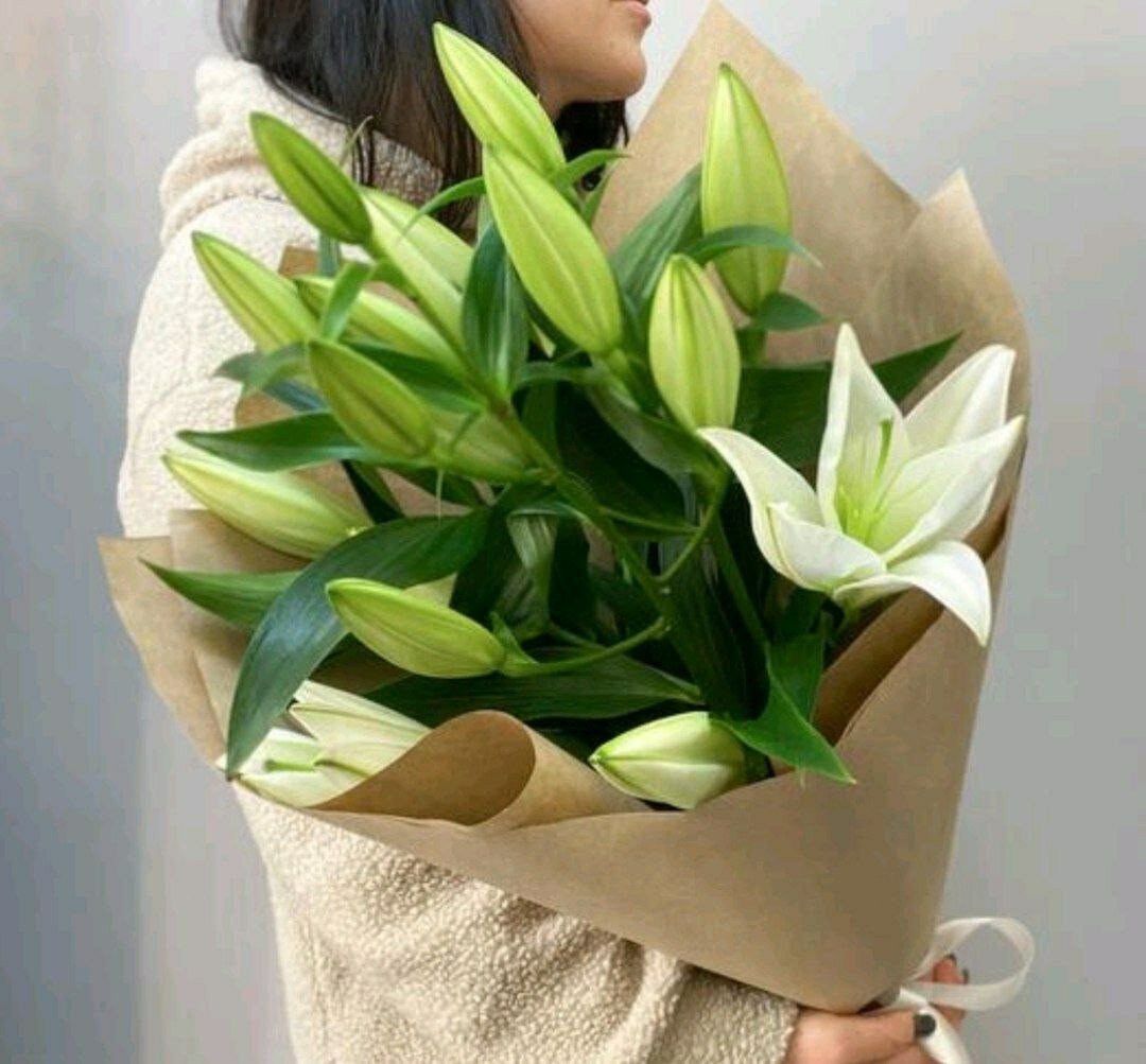 Шикарные 3 лили в крафтовый упаковке от магазина <<Флора Бель >>