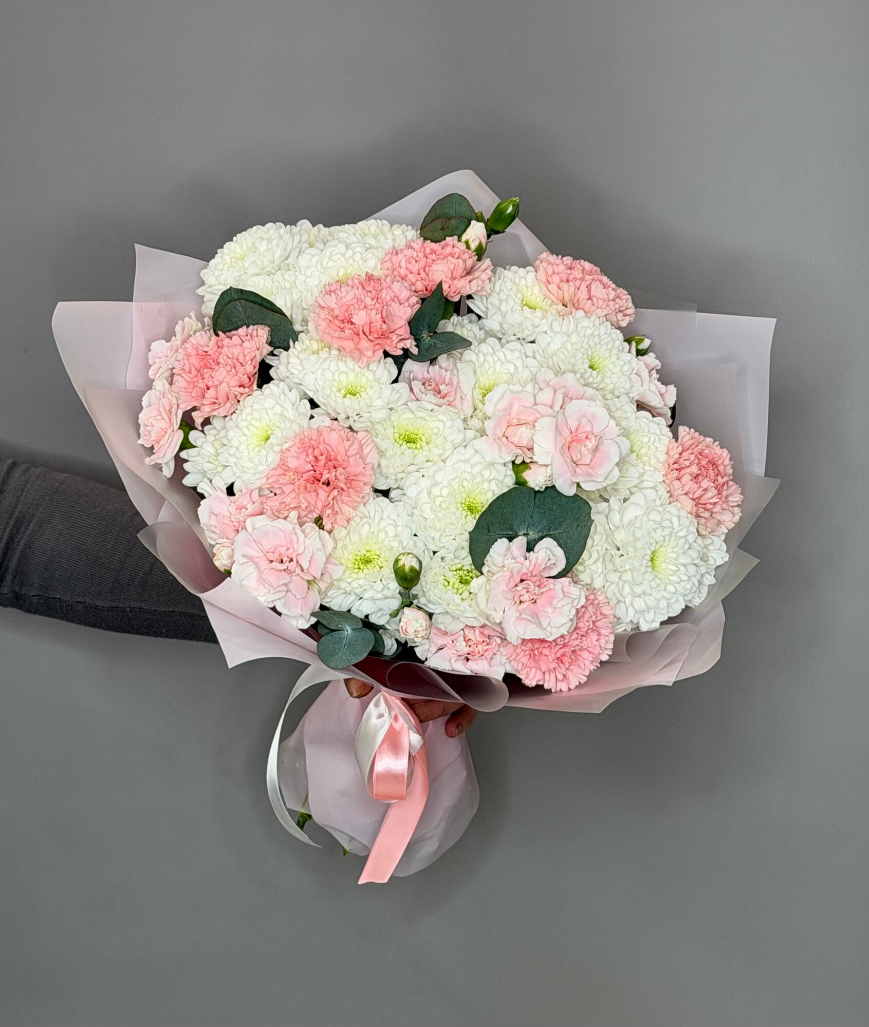 Букет из хризантем, гвоздик и оформлением в розовую упаковку