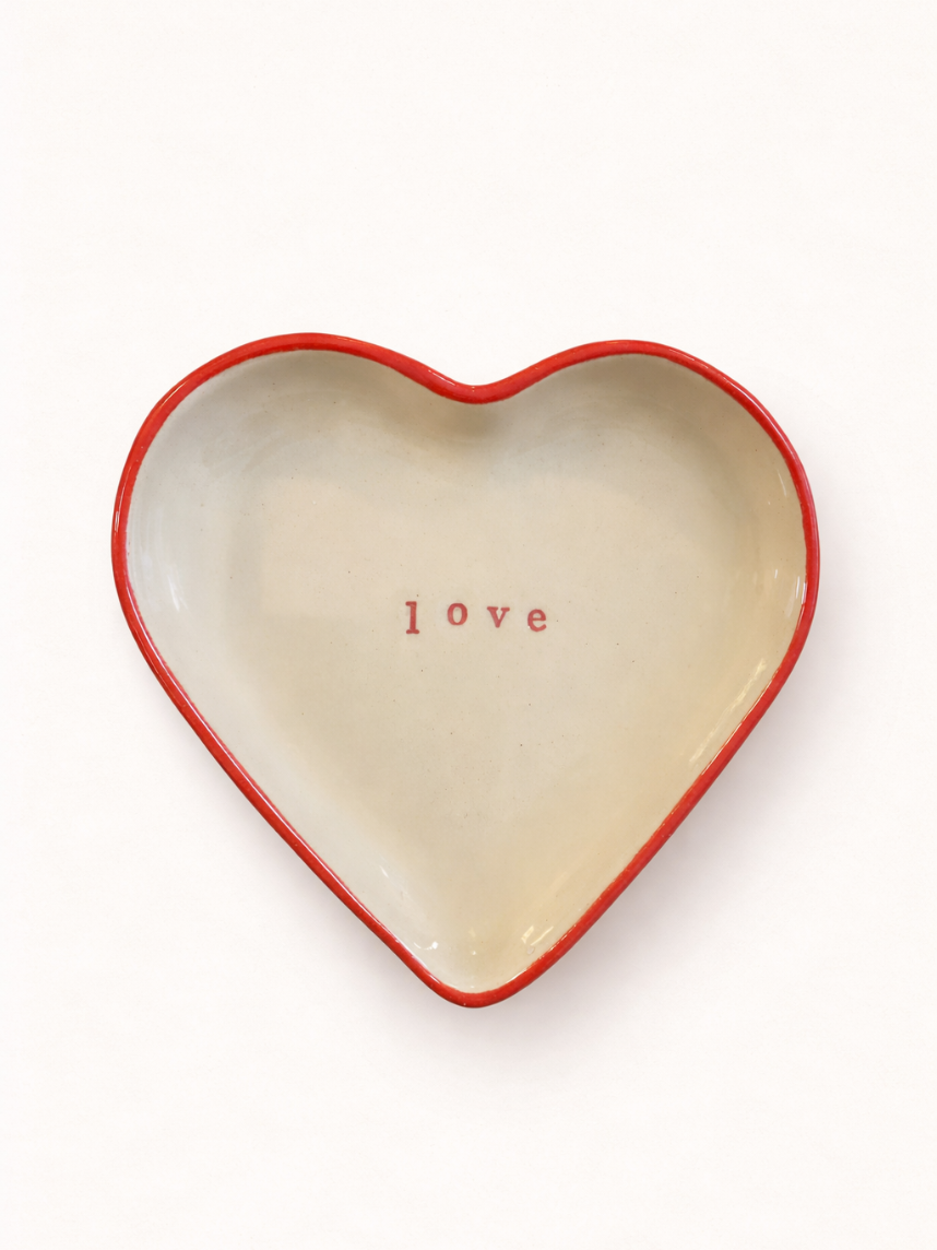 Тарелка ручной работы в форме сердечка «Love», керамика, 12см