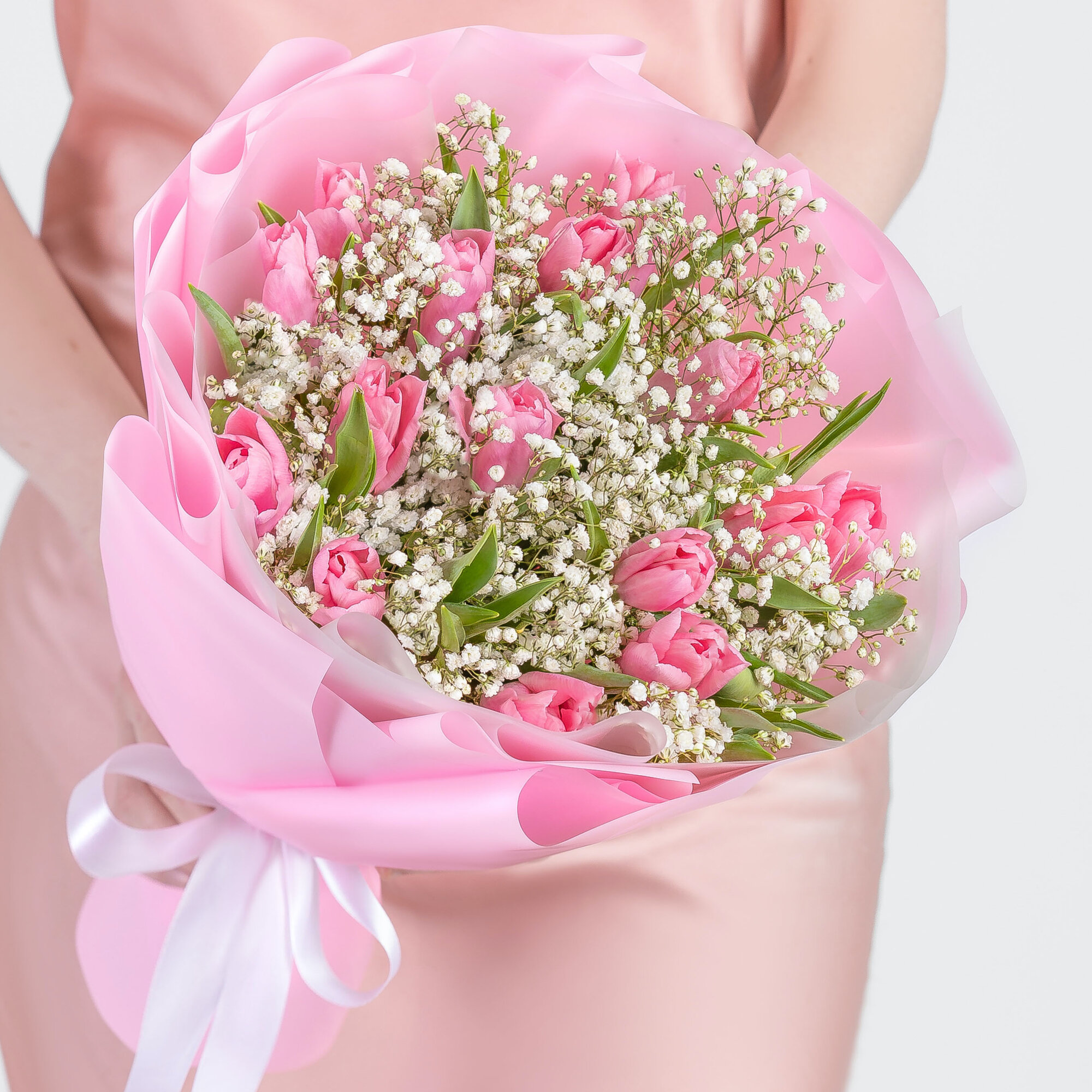Дуо-букет Мегацвет24 "Тюльпан и гипсофила", розовый/белый, дизайнерская упаковка