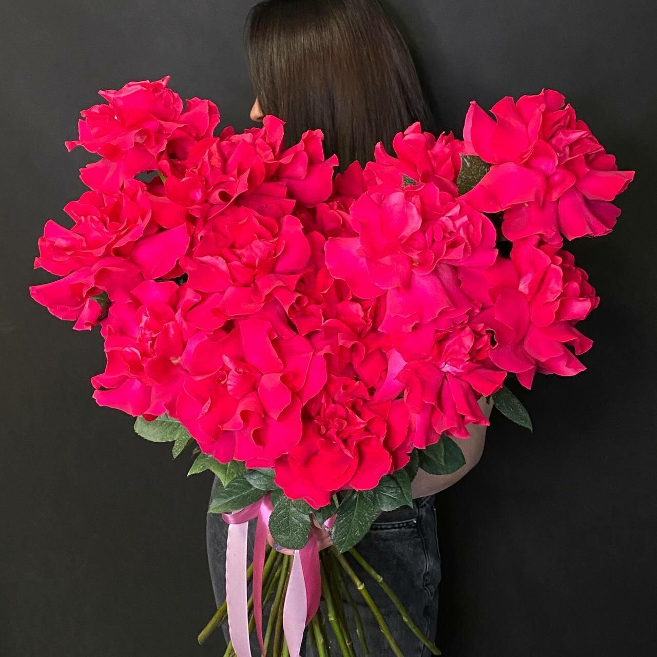 21 французская роза / Букет из 21 малиновой французской розы в форме сердца / Вывернутые розы