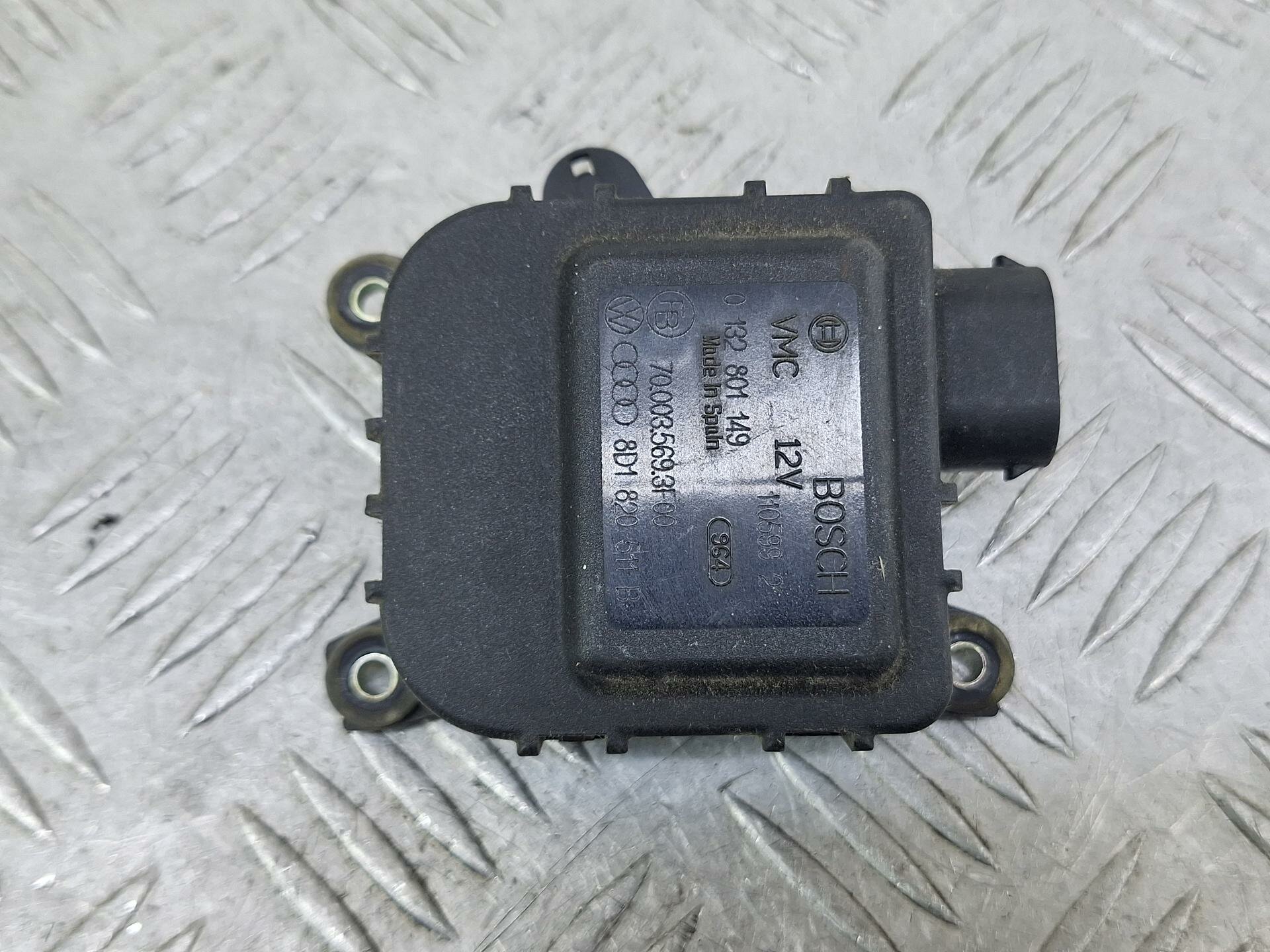 Моторчик заслонки печки Volkswagen Passat B5 1998 8D1820511B