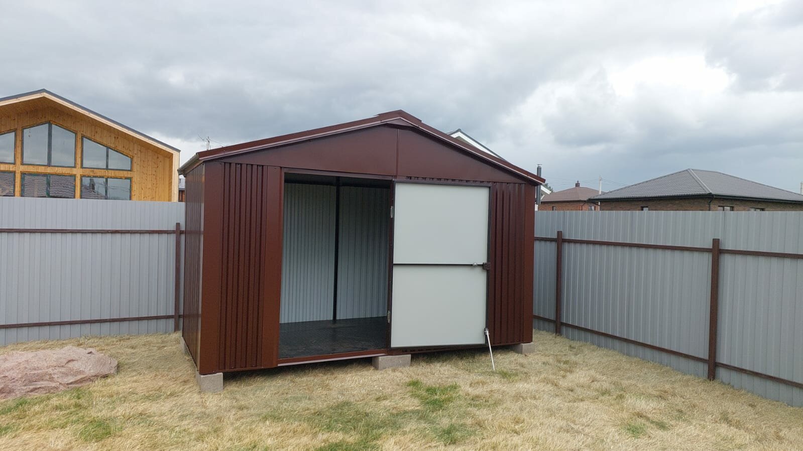 Металлический хозблок 3,84х1,85м, дверь 120 см, со сборкой на блоки, с полом металл, под ключ.