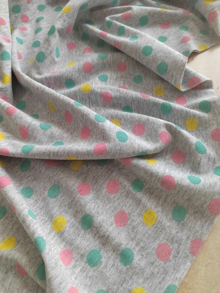 1,5м. Хлопковая Кулирка ткань для шитья. Детская. Разноцветный горошек/серый меланж. Рукав Шириной 200 см. плотность 140 г/кв. м.