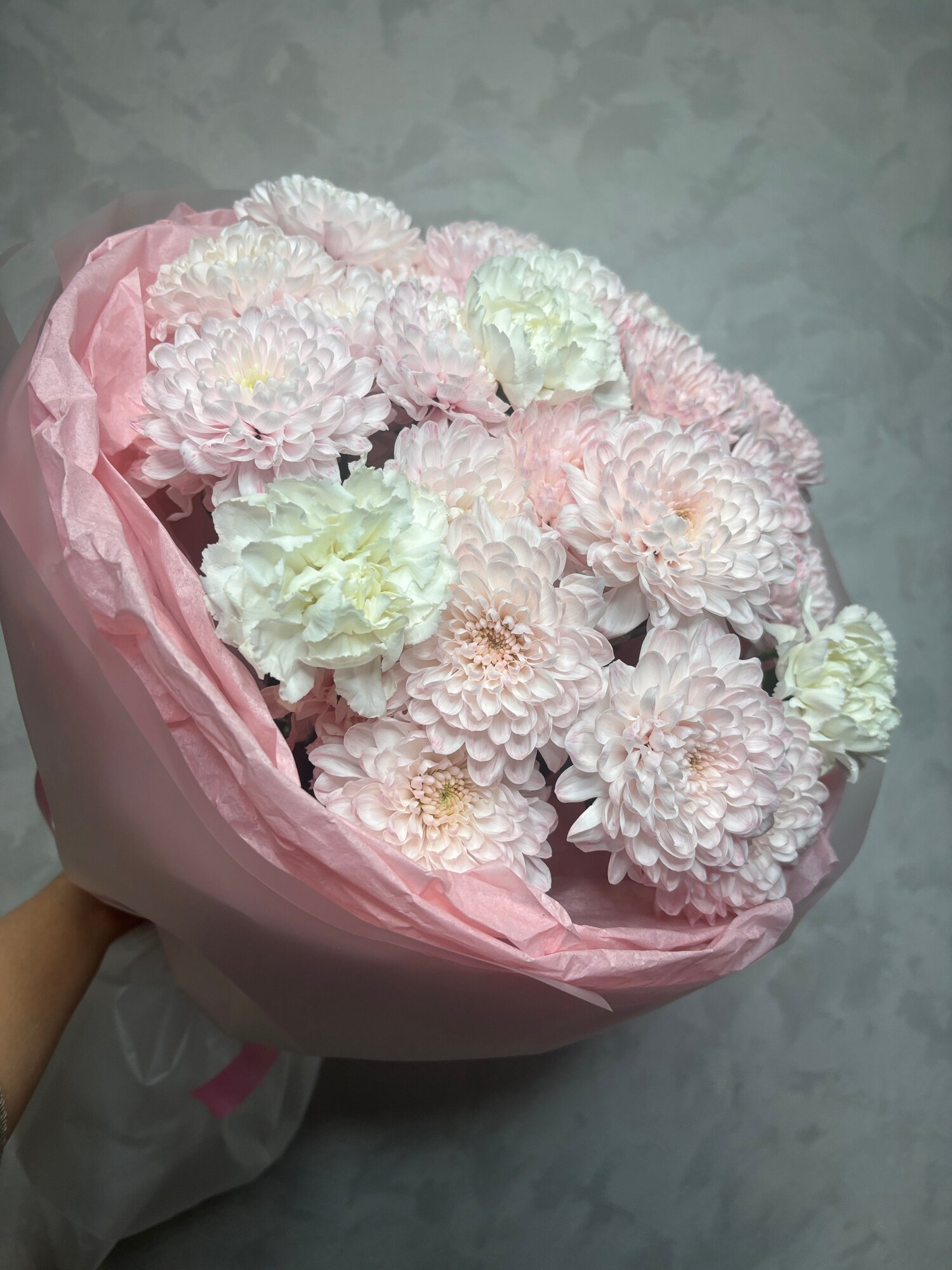 Букет из стойкой пышной розовой хризантемы и кружевных диантусов в модной упаковке