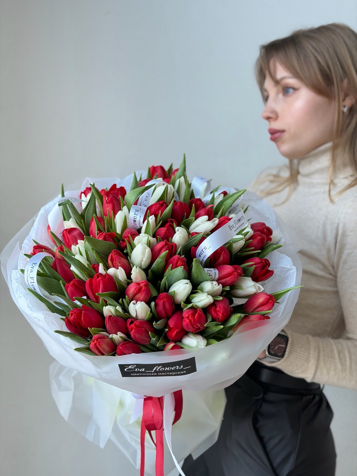 Тюльпаны 81 шт, в упаковке, белые с красным, круглые, с лентами