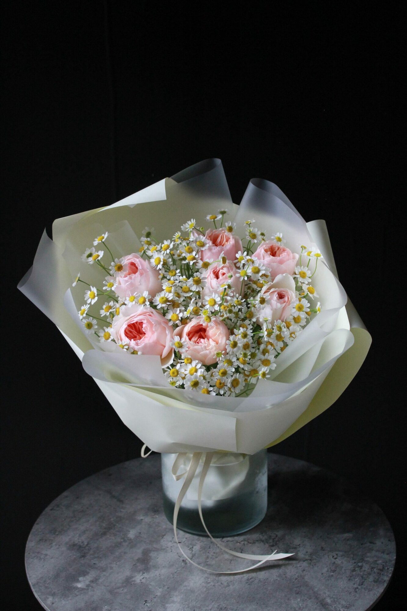 Букет KLUMBA.MOSCOW "Джульетта", пионовидные розы и ромашки, аквабокс