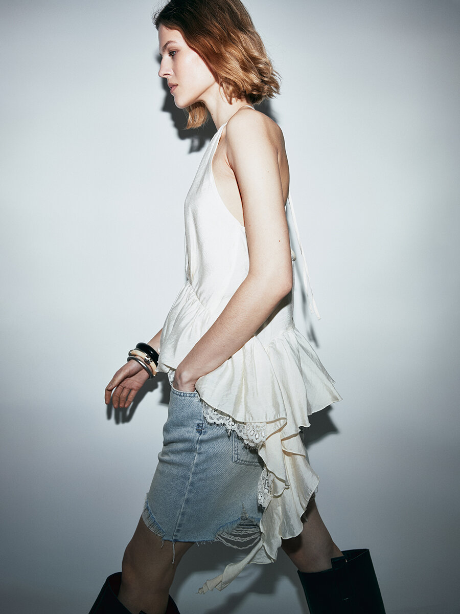 Блуза вискозная с открытой спиной и баской