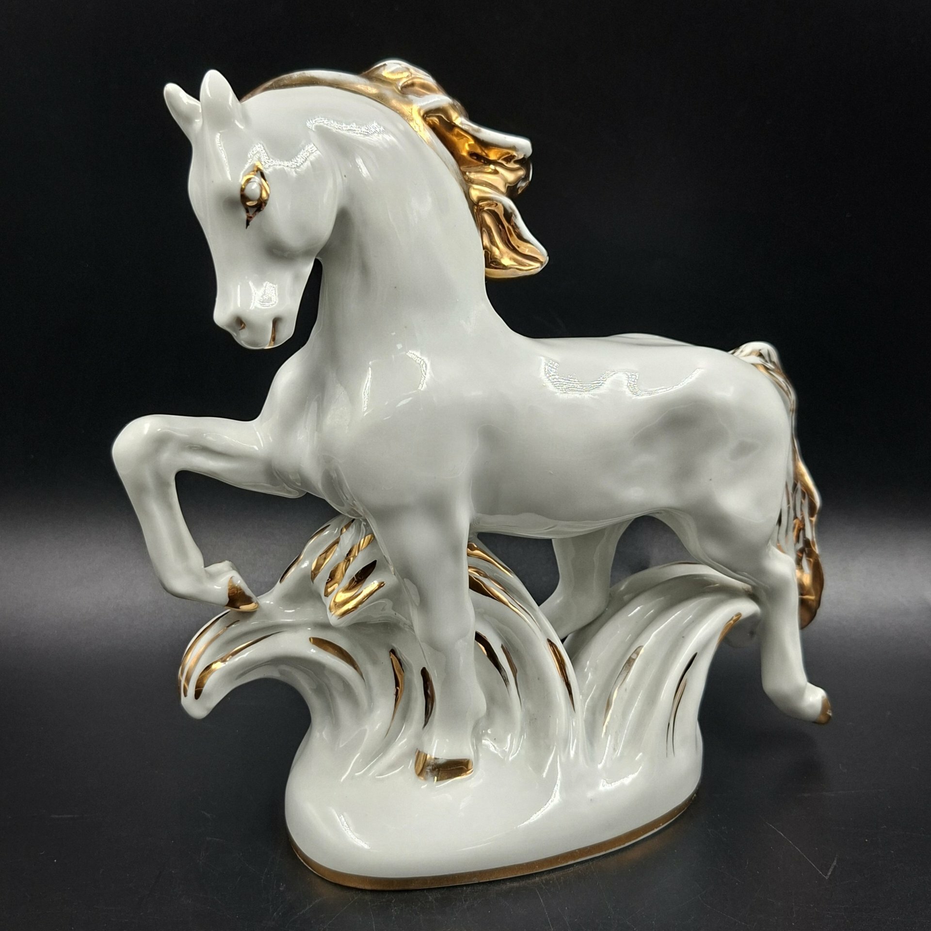 Статуэтка "Конь-огонь", автор формы И. С. Ефимов, фарфор, золочение