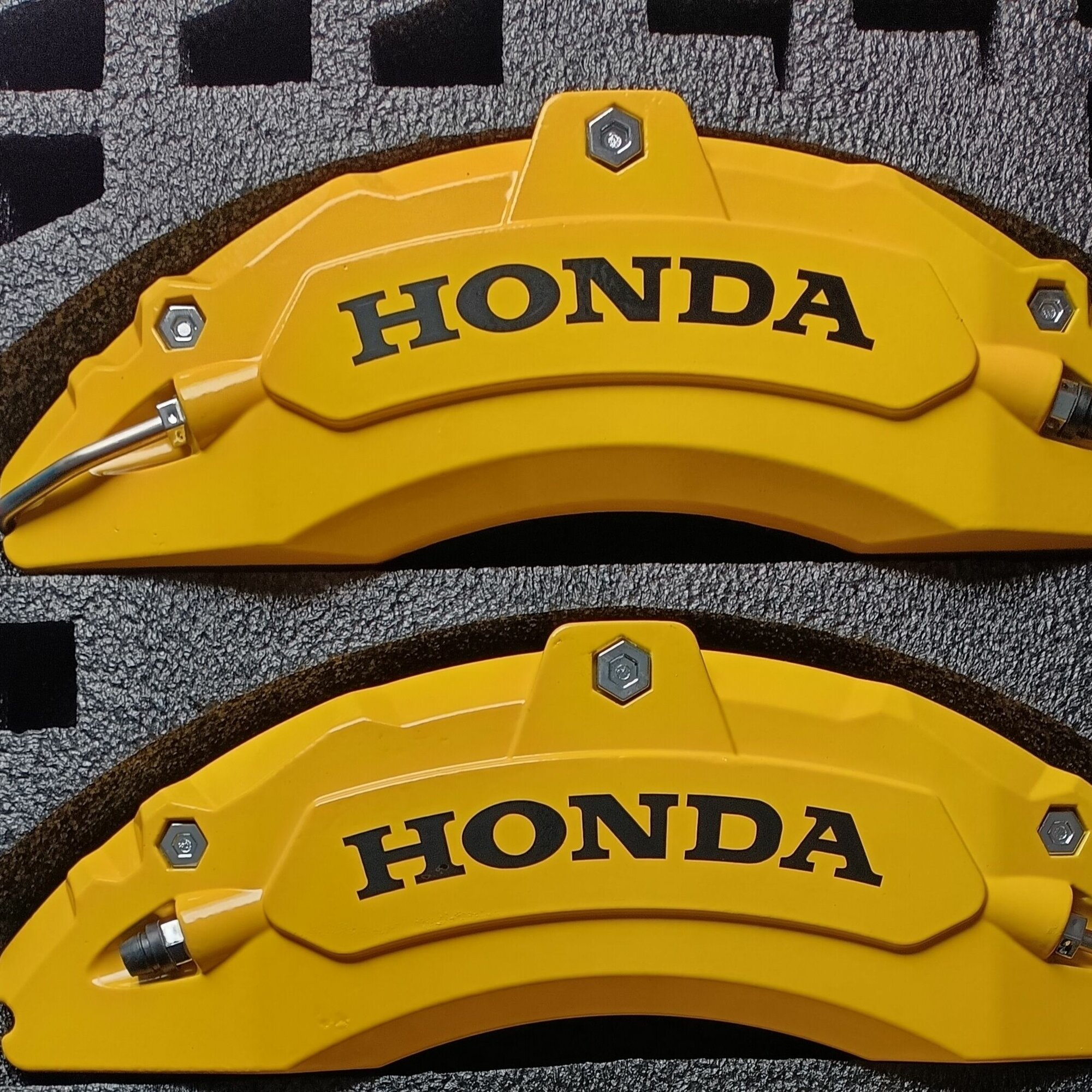 Полный комплект модифицированных суппортов для бензиновых моделей Honda Accord и Inspire 10-го и 11-го поколений.