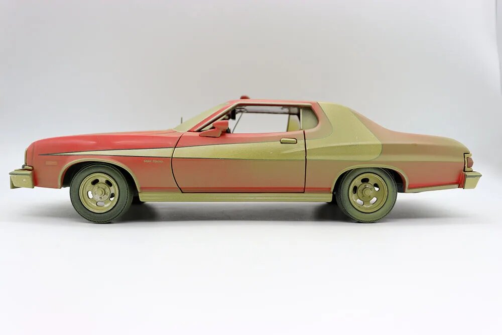 Модель автомобиля Ford Gran Torino 1:24 Green Light