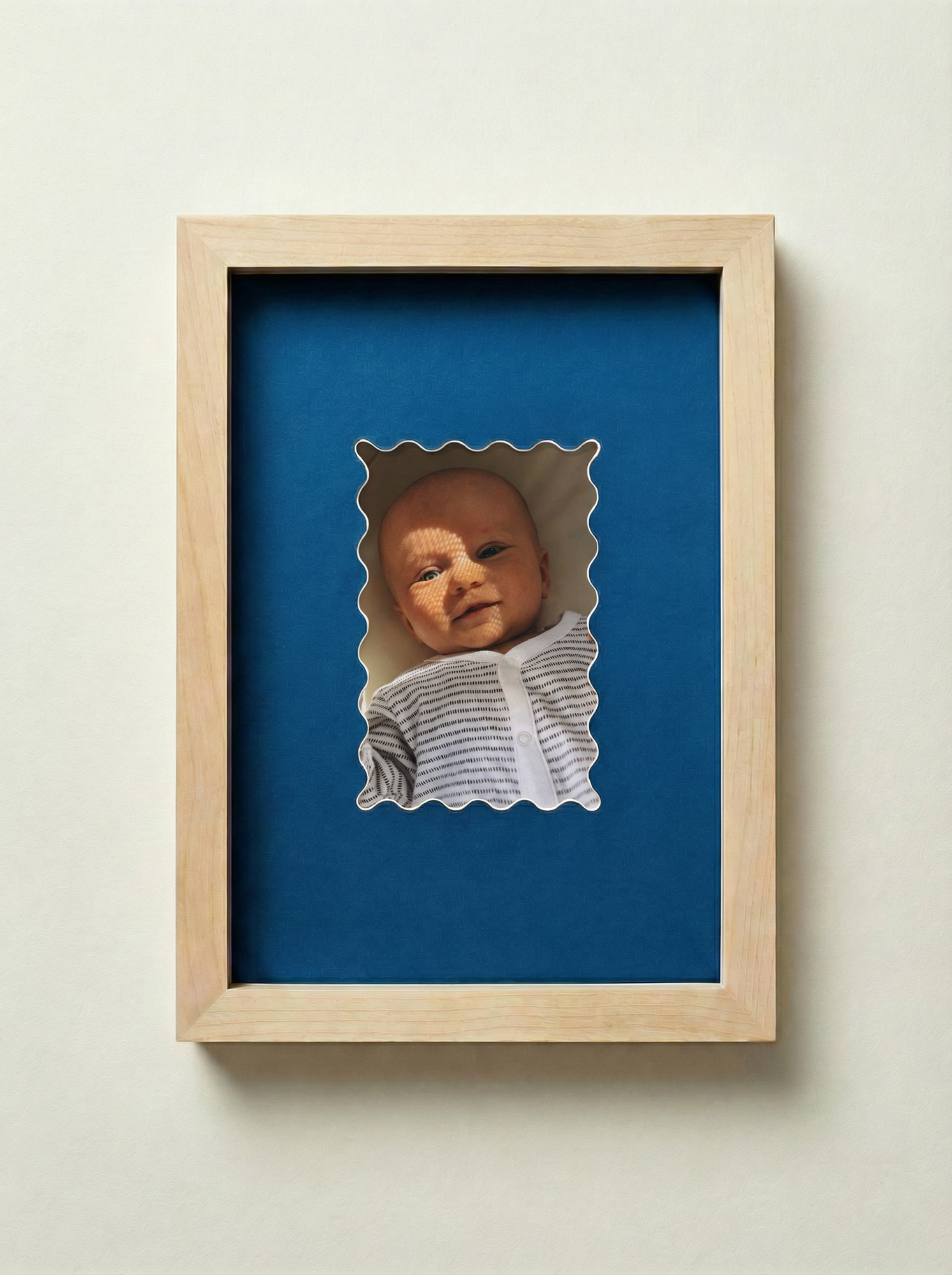 Деревянная рамка Ramio 21х30 см для фото 10x15 см, волнистое паспарту, ярко-синий цвет